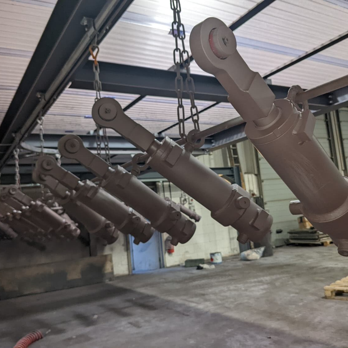 200 Bespoke Cylinders for Repowered Wind Farm - Apex Hydraulics